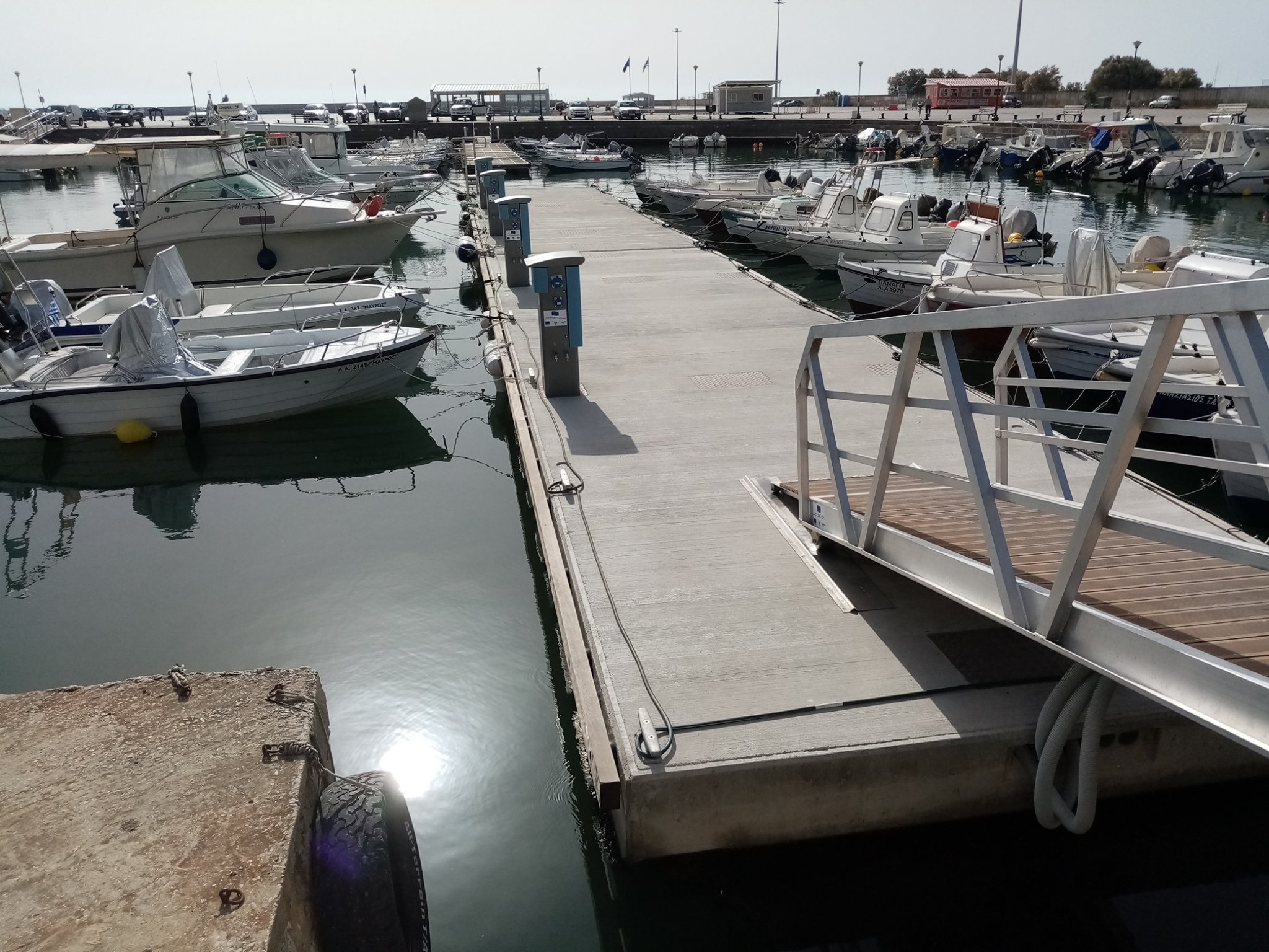 Σε λειτουργία οι πυλώνες ηλεκτροδότησης των πλωτών αποβάθρων του ...