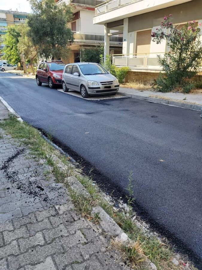 Απίστευτο & όμως ελληνικό: ασφαλτόστρωση γύρω από αυτοκίνητο στην ...