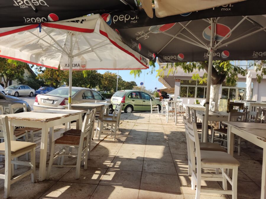 Το ένα λουκέτο μετά το άλλο σε καφέ και εστιατόρια της παραλιακής - Η ΓΝΩΜΗ
