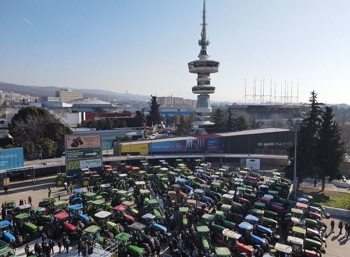 Η Θεσσαλονίκη γέμισε τρακτέρ: Μαύρες ελληνικές σημαίες, φέρετρα και ...